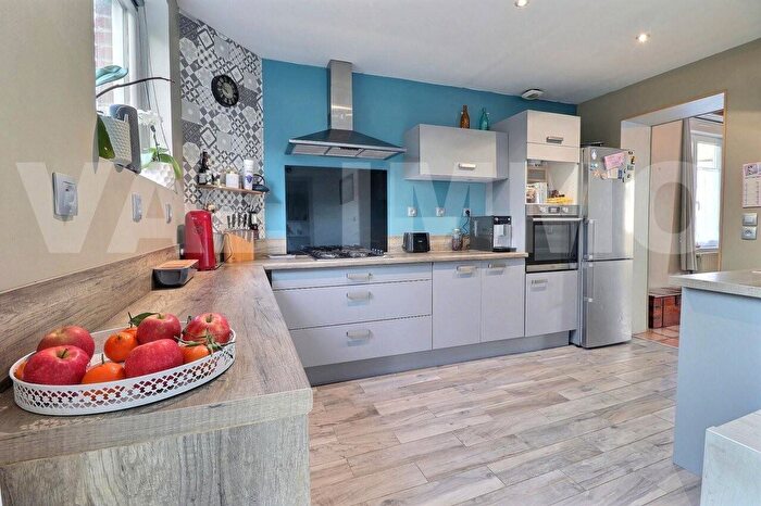 Maison à louer - Monchecourt - 7 pièces - 5 chambres