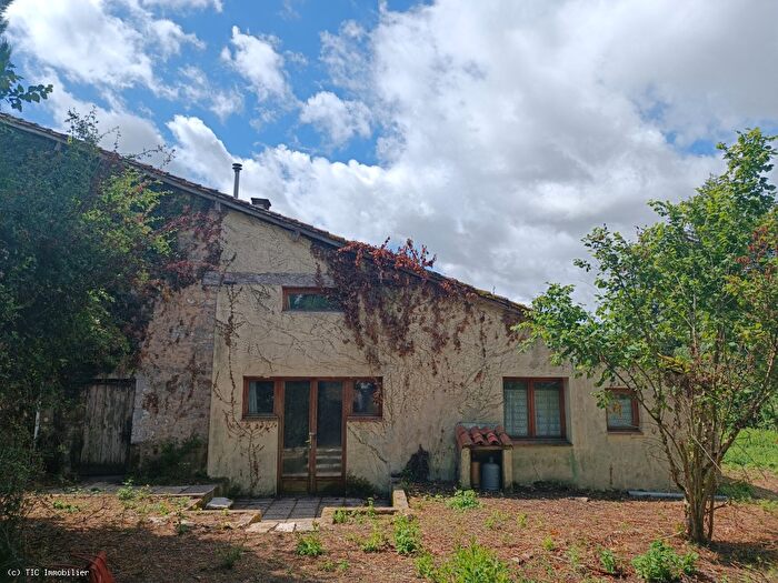 Nanteuil-en-Vallée : Maison 4 pièces à vendre