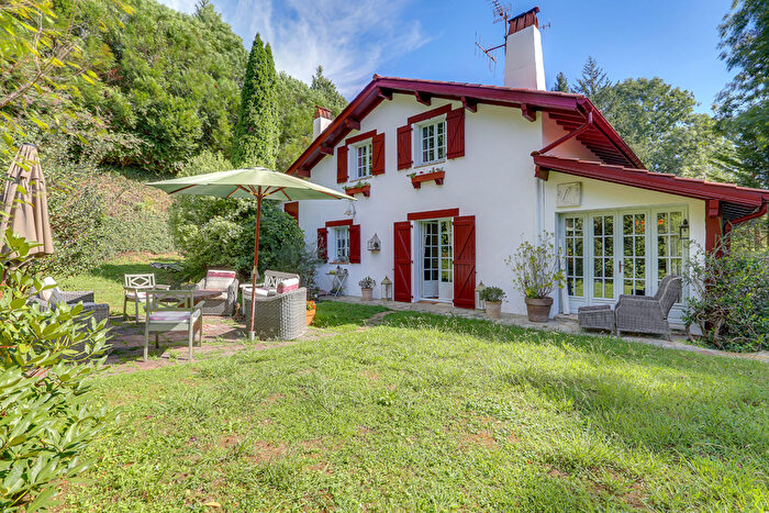 Maison à vendre - Saint-Pée-sur-Nivelle - 6 pièces - 5 chambres