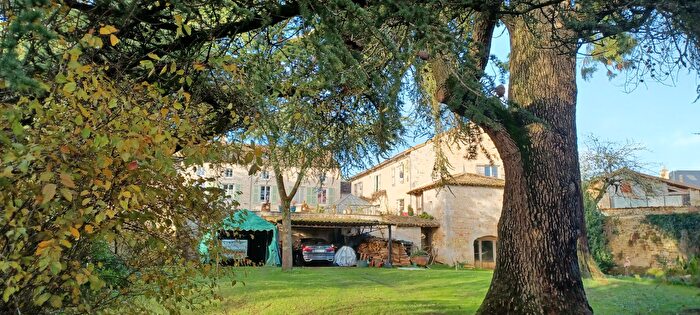 Maison à vendre - Couhé - 13 pièces - 9 chambres