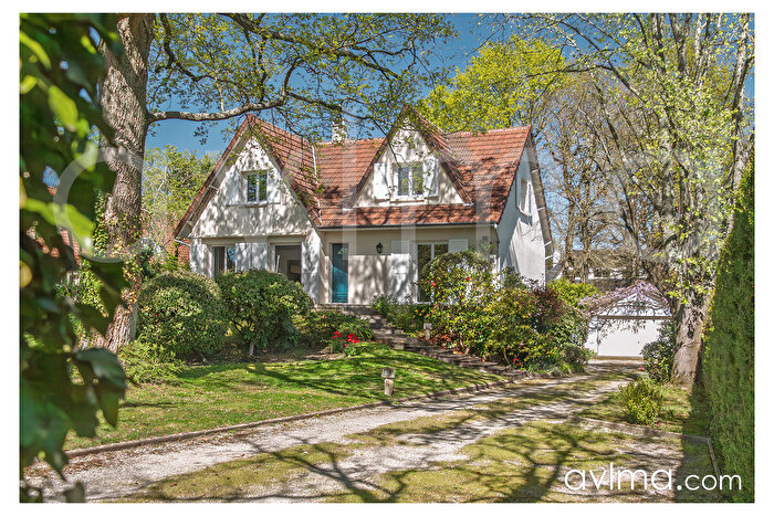 Maison 8 pièces à Saint-Nom-la-Bretèche, à vendre