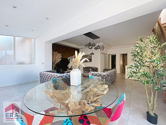 Maison à vendre - Marseille e , Bon Secours - 5 pièces - 4 chambres