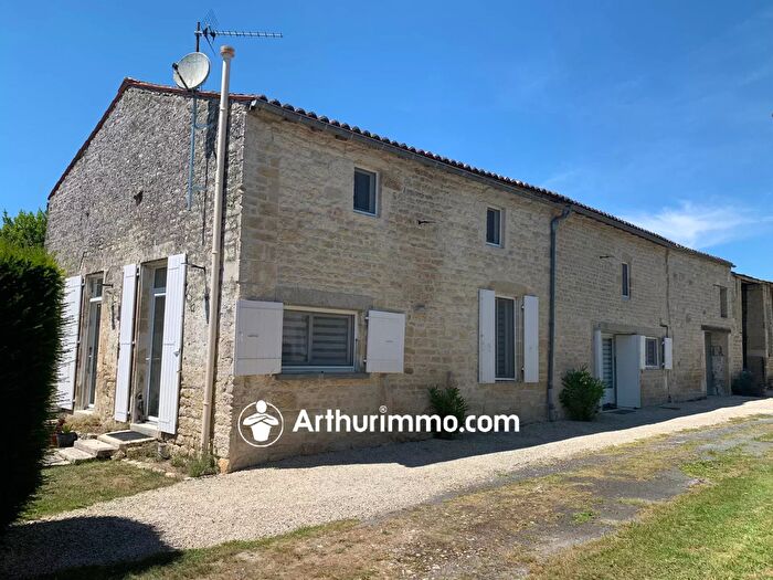 Maison 5 pièces à Blanzay-sur-Boutonne, à vendre