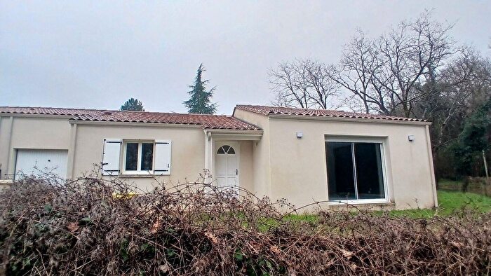 Maison à louer - LIsle dEspagnac - 4 pièces - 3 chambres