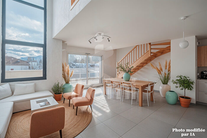 Appartement à vendre - Voiron, Centre-ville, Gare - 5 pièces - 4 chambres