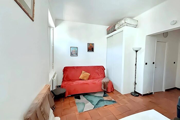 Appartement à louer - Nîmes, Carmes - 1 pièce