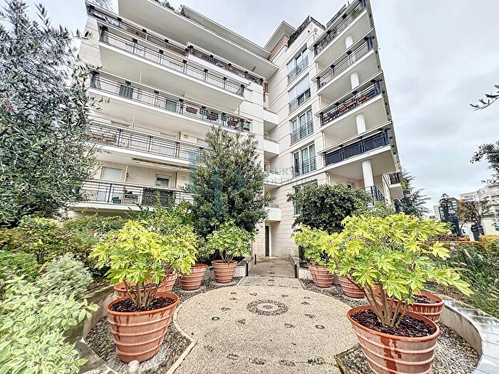 Appartement à louer - Courbevoie, Hôtel de ville - 3 pièces - 2 chambres