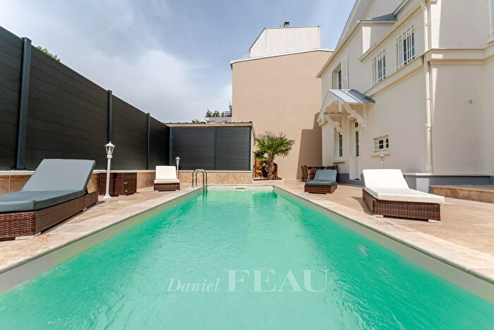Maison 9 pièces à vendre à Courbevoie, Bécon