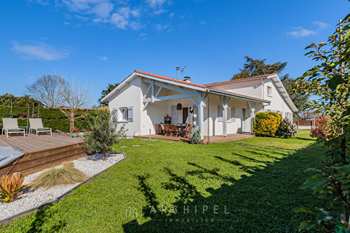 Maison à vendre - Le Pian-Médoc - 8 pièces - 6 chambres