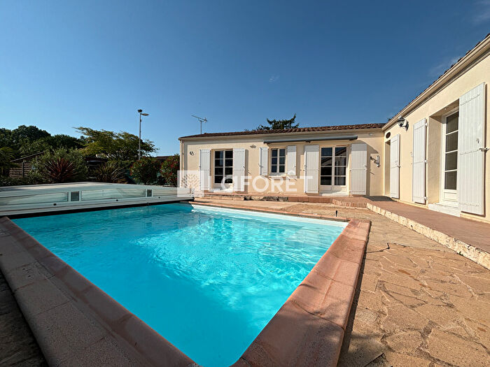 Saint-Georges-des-Coteaux : Maison 4 pièces à vendre