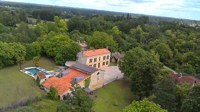 Prignac-et-Marcamps : Maison 16 pièces à vendre
