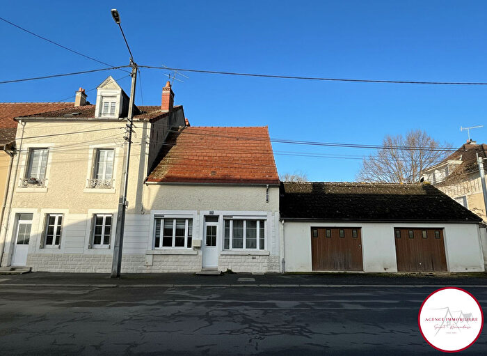 Maison à vendre - Saint-Amand-Montrond - 10 pièces - 5 chambres