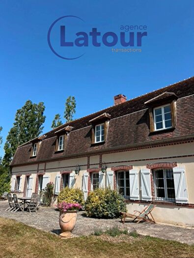 Maison à louer - Escorpain - 8 pièces - 6 chambres