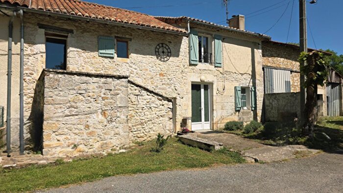 Maison 3 pièces à Montbron, à vendre