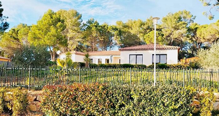 Maison à vendre - Bagnols-en-Forêt - 4 pièces - 3 chambres