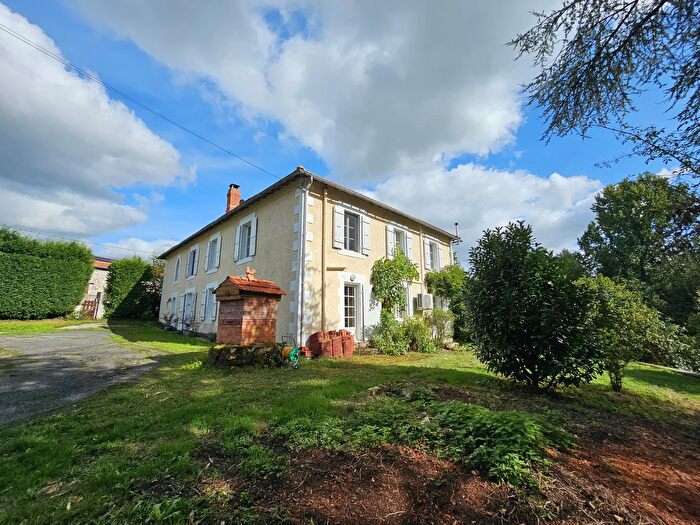 Maison à vendre - Roumazières-Loubert - 8 pièces - 4 chambres