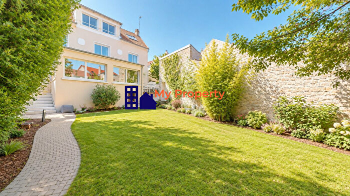Carrières-sur-Seine : Maison 9 pièces à vendre