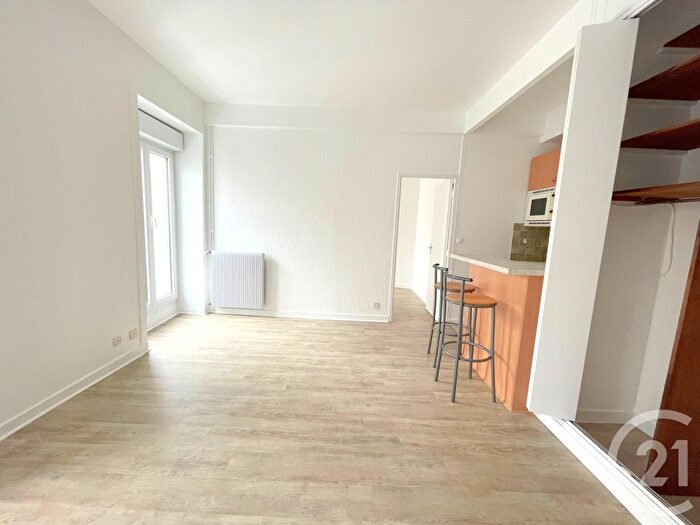 Quartiers Centre, Colombier : Appartement 2 pièces à louer