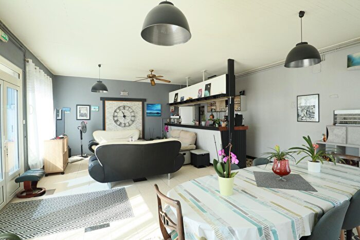 Maison à vendre - Mairé-Levescault - 8 pièces - 5 chambres