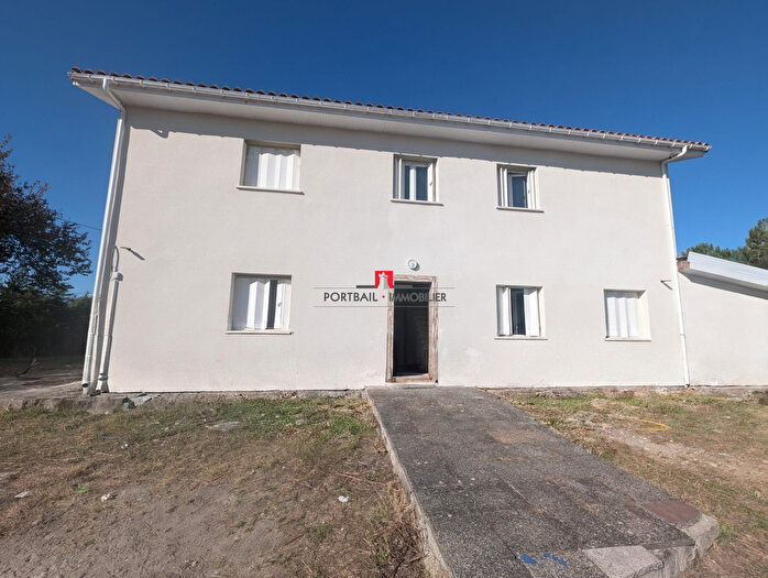 Maison 8 pièces à Étauliers, à vendre
