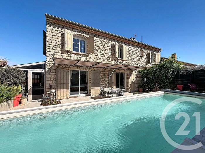 Maison à vendre - Châteaurenard, Roquecoquille, La Roquette, Rocher de Martin, Blaquières - 9 pièces - 4 chambres