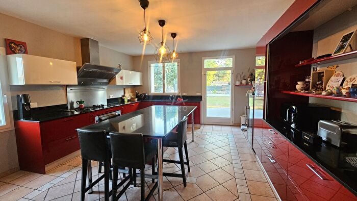 Maison à vendre - Villegouge - 5 pièces - 4 chambres