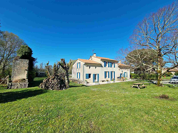 Maison à vendre - Saint-Ciers-sur-Gironde - 7 pièces - 5 chambres