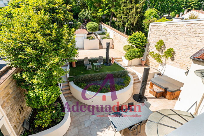 Courbevoie, Bécon : Maison 8 pièces à vendre