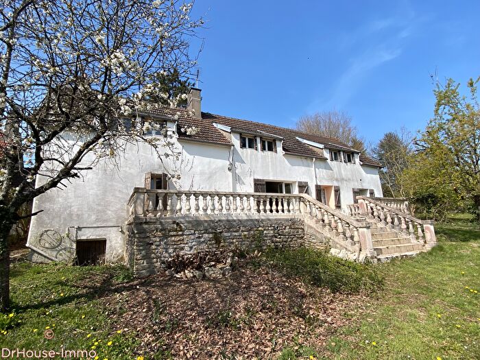 Lichères-sur-Yonne : Maison 6 pièces à vendre