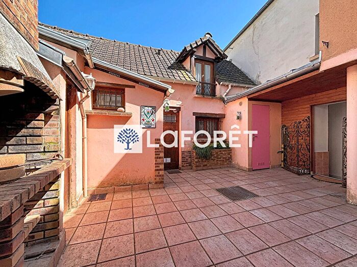 Appartement à louer - Nord, Saint-Nom-la-Bretèche - 3 pièces - 2 chambres