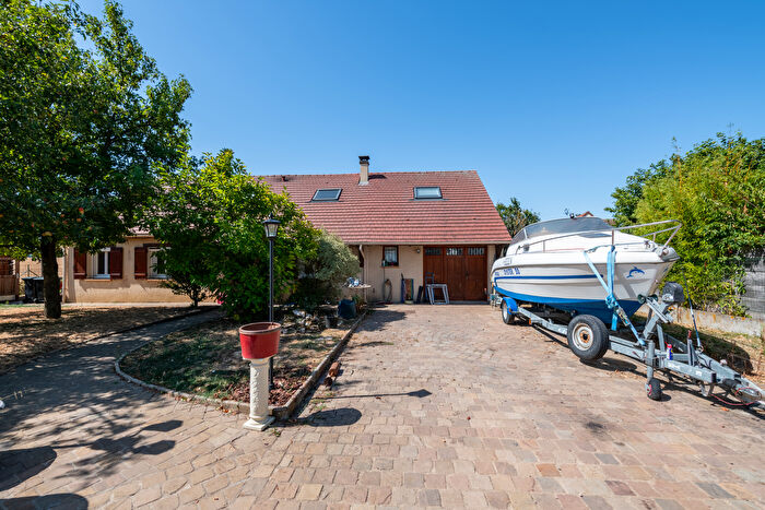 Saint-Escobille : Maison 9 pièces à vendre