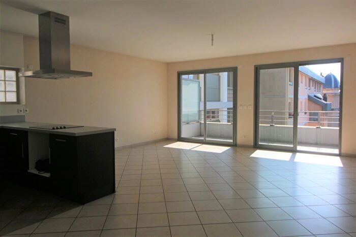 Appartement à louer - Chambéry, Centre-ville - 4 pièces - 3 chambres