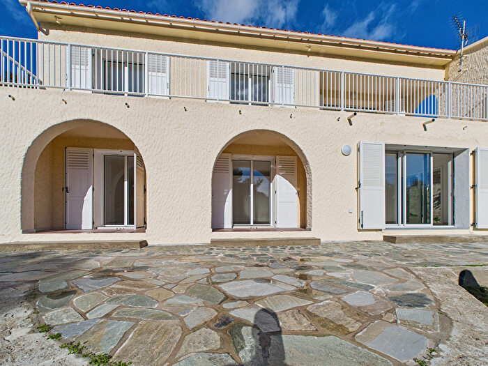 Maison à louer - Santa-Maria-di-Lota - 6 pièces - 5 chambres