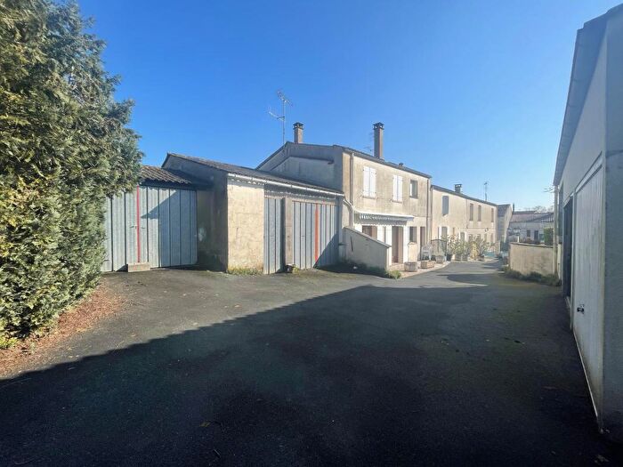 Maison 12 pièces à vendre à Lussant