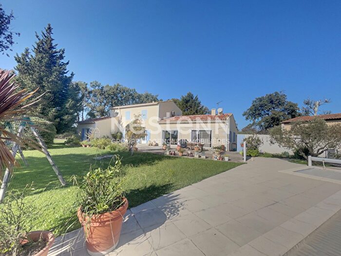 Maison à vendre - Saint-Martin-de-Crau - 7 pièces - 6 chambres