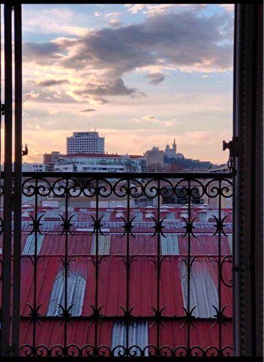 Appartement à louer - Marseille ème arrondissement - 3 pièces - 2 chambres