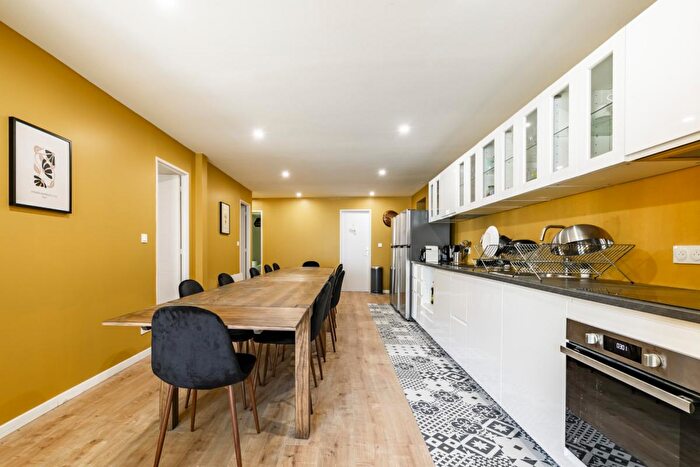 Appartement à louer - Bordeaux, Ravezies - 1 pièce - 11 chambres