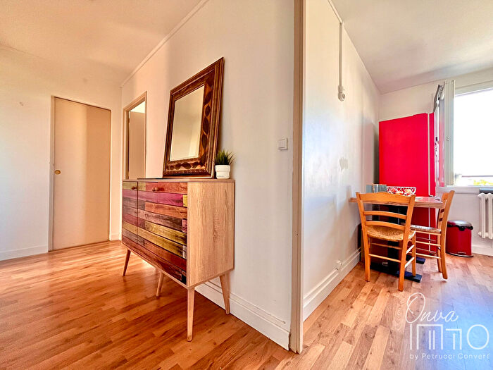 Décines-Charpieu, Centre-ville : Appartement 3 pièces à vendre
