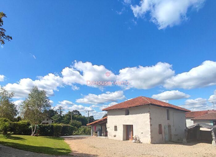 Maison à vendre - Lesterps - 6 pièces - 4 chambres