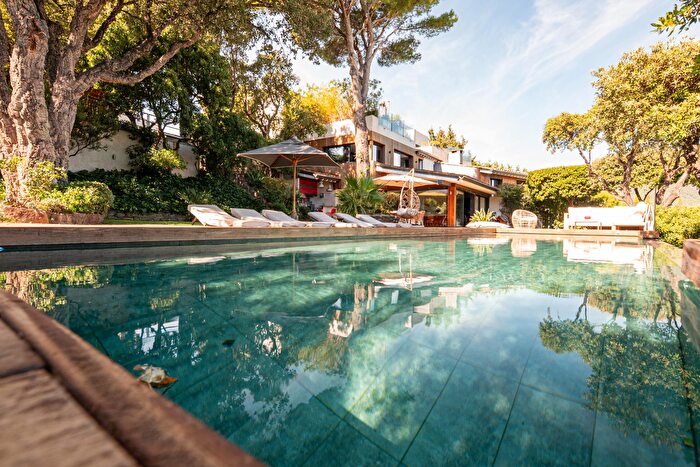 Maison à vendre - Cavalaire-sur-Mer, Centre-ville - 11 pièces - 8 chambres