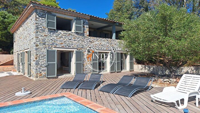 Maison à vendre - Roquebrune-sur-Argens - 5 pièces - 4 chambres