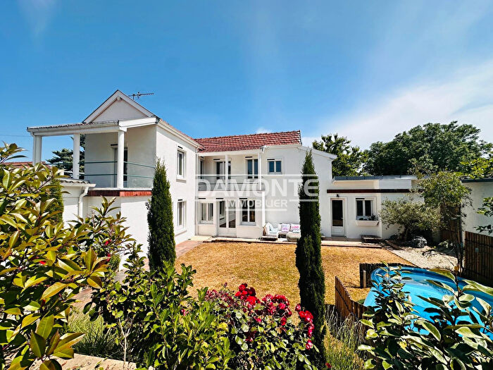 Maison 9 pièces à Saint-Julien-les-Villas, à vendre