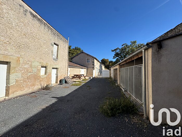 Maison à vendre - Vendeuvre-du-Poitou - 7 pièces - 6 chambres