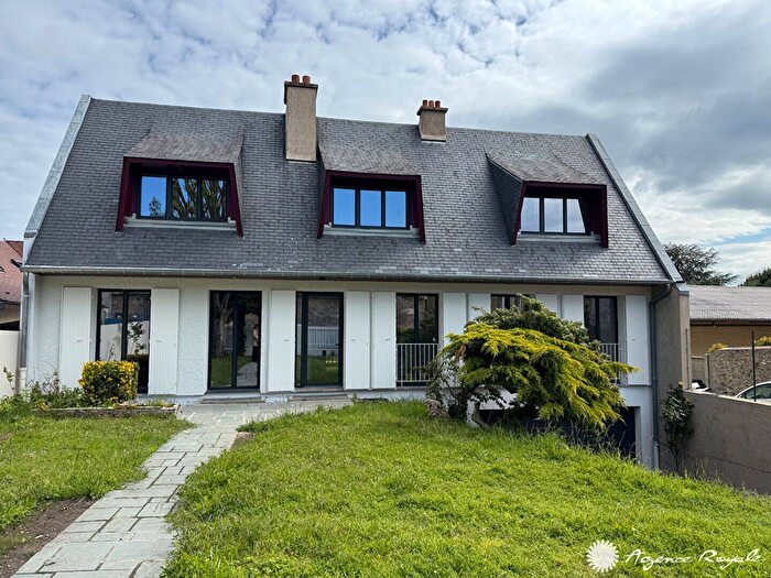 Maison 8 pièces à louer à Nord, Chambourcy
