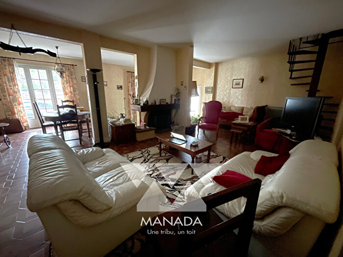 Maison à vendre - Châlus - 8 pièces - 5 chambres