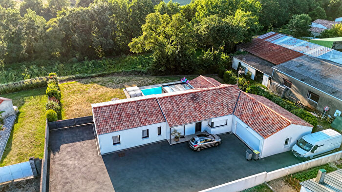 Maison 10 pièces à Coëx, à vendre