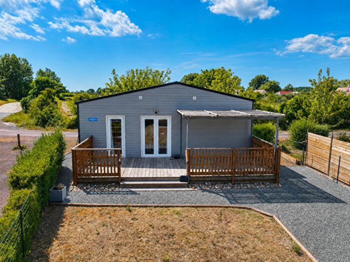 Saint-Germain-sur-Ay : Maison 3 pièces à vendre