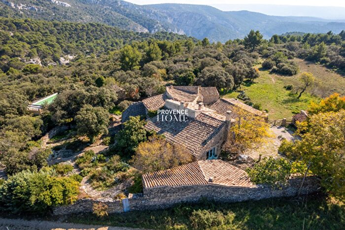Maison à vendre - Saumane-de-Vaucluse - 10 pièces - 5 chambres
