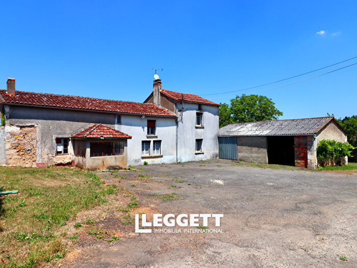 Maison à vendre - Montbron - 5 pièces - 4 chambres