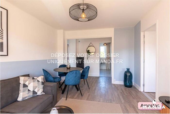 Appartement à louer - Claveliere-Malletiere, Oullins - 4 pièces - 1 chambre
